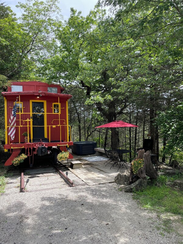 Fabulous Caboose Cabin In Charming Eureka Springs - Eureka Springs, AR