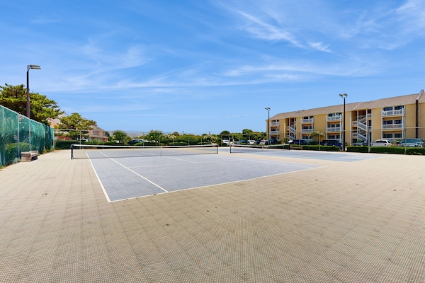 Perfect Beach Getaway With Ocean Views, Balcony, And Community Amenities - Swansboro, NC