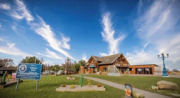 Luxury Hot Tub Lodge With Onsite Bar/restaurant And Many Other Amenities - Northumberland