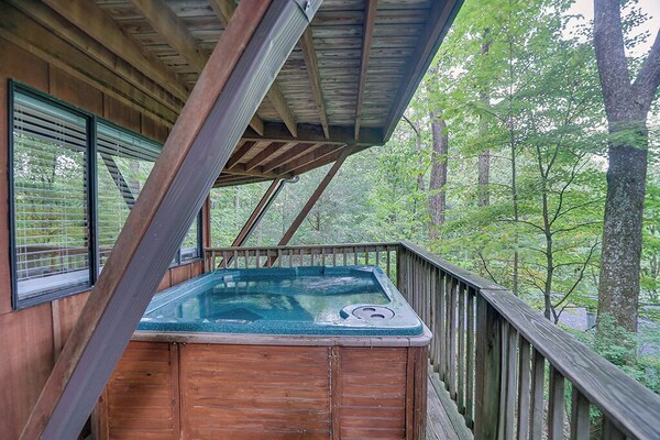 Gatlinburg - Hexagon Hideaway Chalet - 3 Bedrooms - Sleeps 8 - Gatlinburg, TN