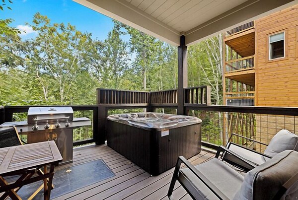 Sevierville - Modern Mountain Tranquility - 3 Bedrooms - Sleeps 10 - Sevierville, TN