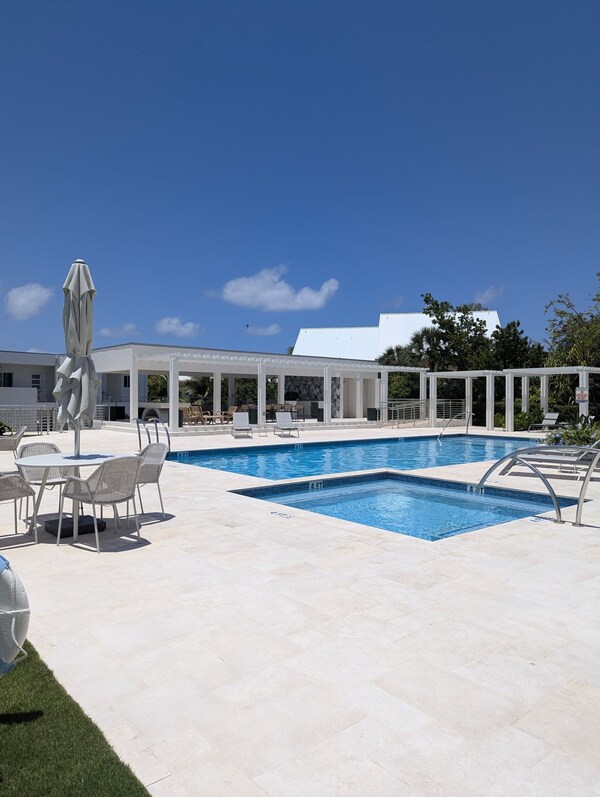 Cozy Coastal Retreat With Serene Sunset Views In Charming West Bay - West Bay