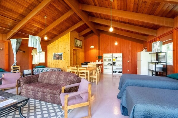 Spacious Lakefront Cabin For Groups-sleeps 6, Kitchen, Stained Glass Charm - キーナイ, AK