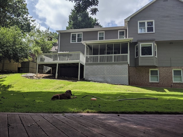 Spacious 5-bedroom House In Welcoming Dunwoody, Large Back Yard. Close To Marta - ロズウェル, GA