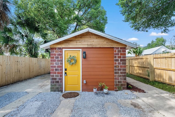 Groovy Cottage In Downtown Pensacola, Pet Friendly - Gulf Breeze, FL