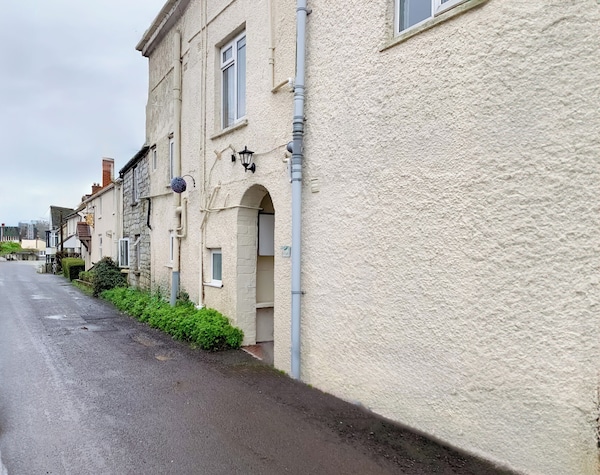Glastonbury-freeparking-contactlesscheckin-sleeps2 - Glastonbury