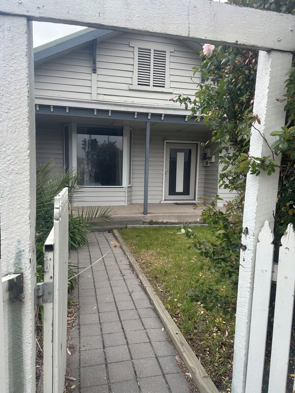 Awesome Central Horsham Home - Horsham