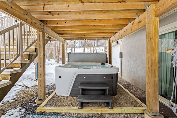 Vaulted Pines Lodge Hot Tub Game Room - Jim Thorpe, PA