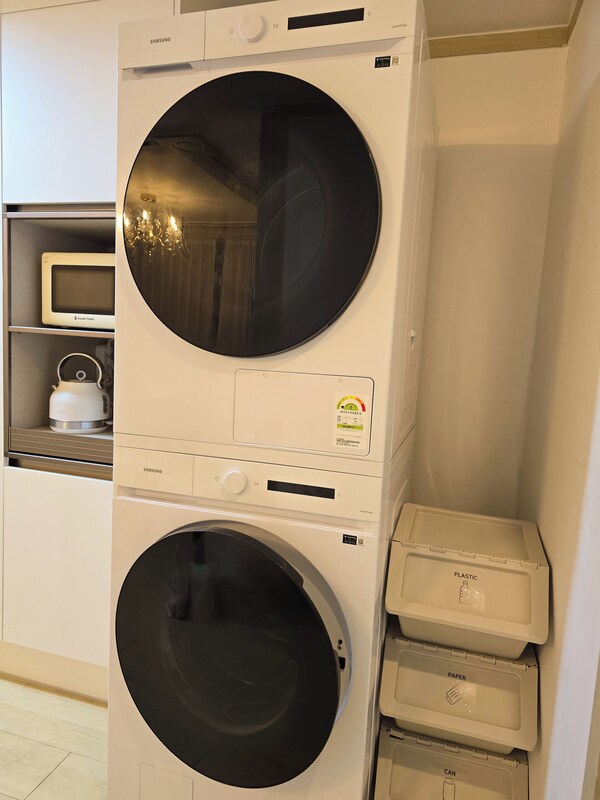 Chillingstay Netfleix,ddp,ddm ,Myeong-dong,seoul'smajor Transit Hub - Seoul