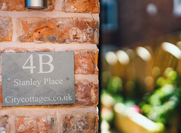 Luxury Apartment, City Break, 4b City Cottage Central Chester - Chester, UK