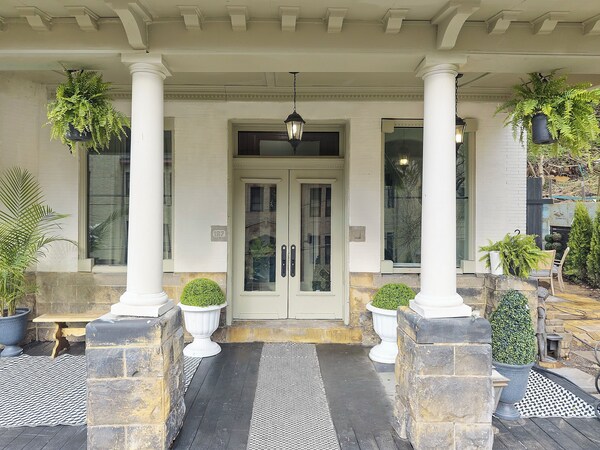 Downtown Estate! Can Sleep Up To 24! - Forest Hills, PA