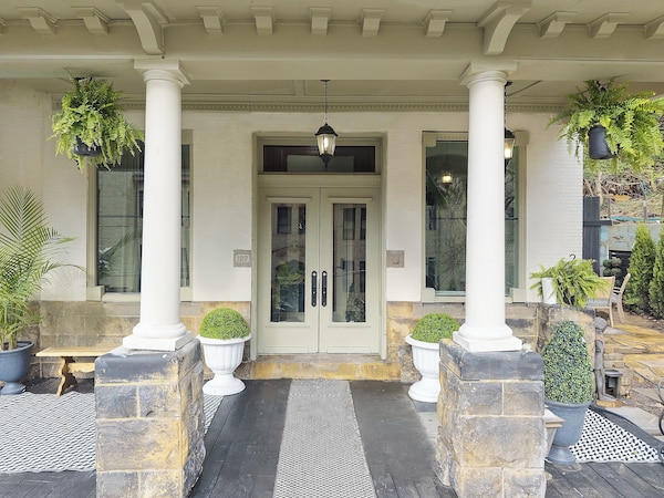 Downtown Estate! Can Sleep Up To 24! - Pittsburgh