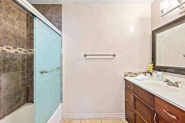 Modern Family Home W Full Amenities & Near Ont - La Verne, CA