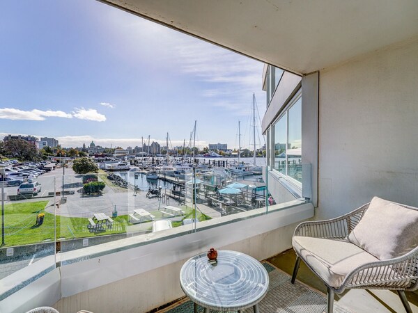 Coastal Charm  Breathtaking Views With Work Desk By Victoria Prime! - Victoria