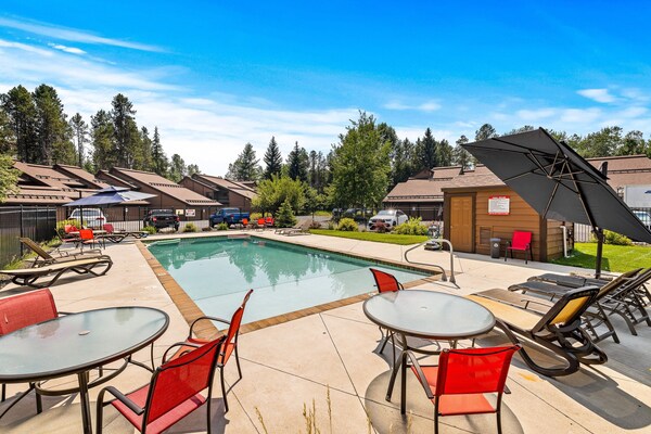 Luxe Mountain- Beautiful Remodeled Condo, Pet Friendly With Community Pool - 매컬