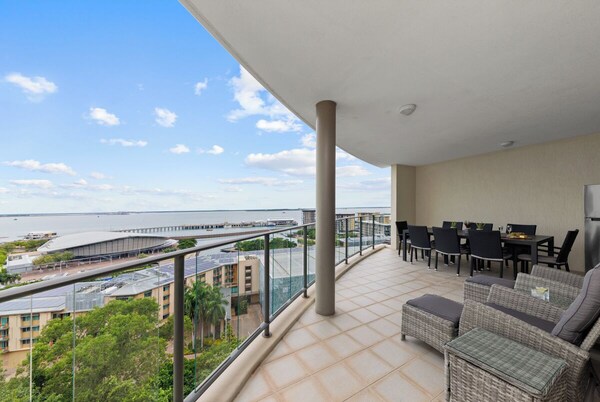 Idyllic Harbour Views, Large Balcony, Pool & Bbq - Darwin