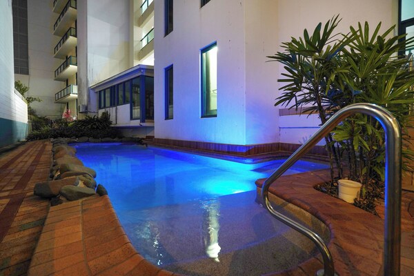 City Retreat Top Floor, Harbour Views, Pool + Gym - Darwin