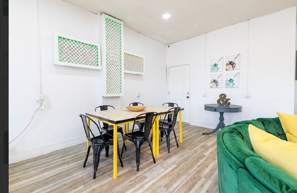 The Color Lounge! Spacious 4-bedroom House With Wifi And Ac In Terrific Detroit - Detroit, MI