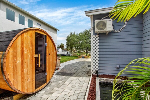 Tampa Oasis: Is A 3-bd  Home Private Pool, Hot Tub, Sauna & Ponds W/wifi & Ac - Raymond James Stadium - Tampa