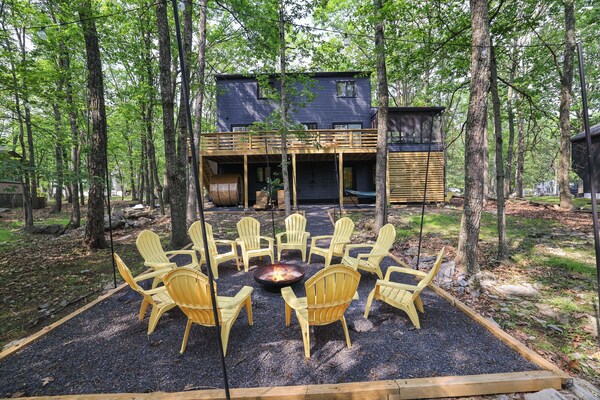 Colorblock Cabin: Spacious 5bd, 2 Hot Tubs, Lake, Sauna, Gamerms,big Deck, Ac - Tannersville, PA