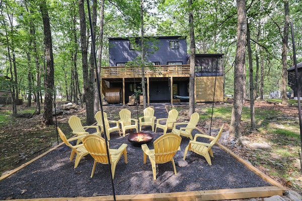 Colorblock Cabin: Spacious 5bd, 2 Hot Tubs, Lake, Sauna, Gamerms,big Deck, Ac - Tannersville, PA