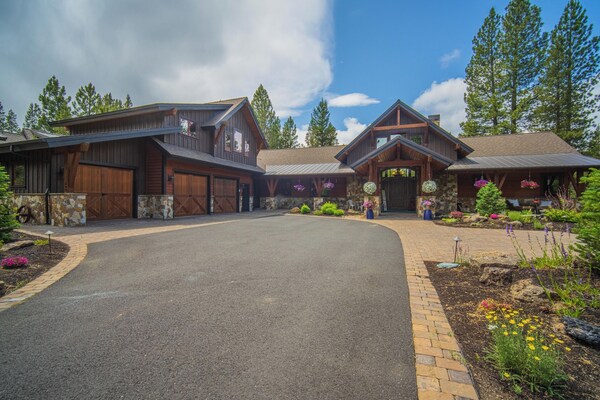 56616 Sunstone Loop | 4 Br / 3.5 Ba, Sleeps 10 - Oregon