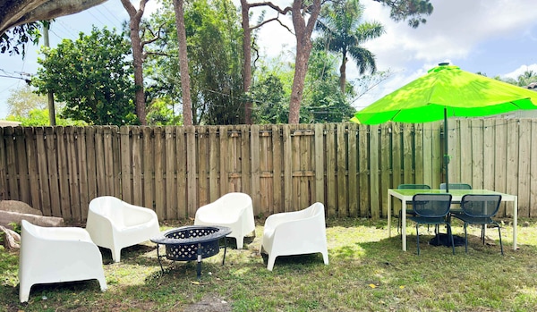 The Chill Pill - Wilton Drive And Jacuzzi - Pompano Beach, FL