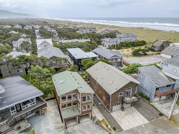 Ocean View Manzanita Home, Half Block To Beach - Rockaway Beach, OR