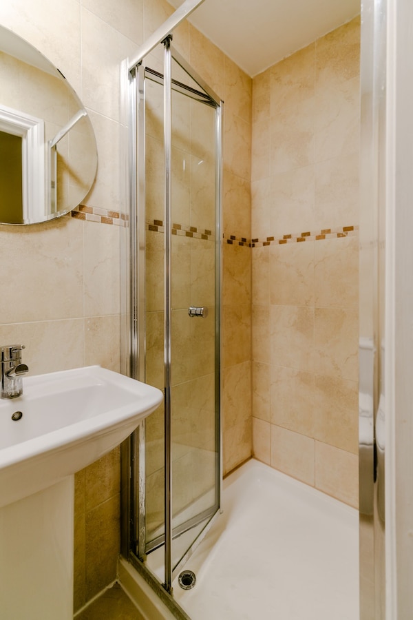 Warm One Bed One Bath In Queensway - Barnes