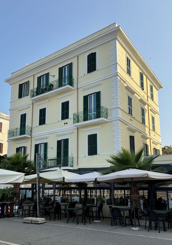 Lovelace Holidays - One Bedroom Apartment, Sleeps 4 - Civitavecchia