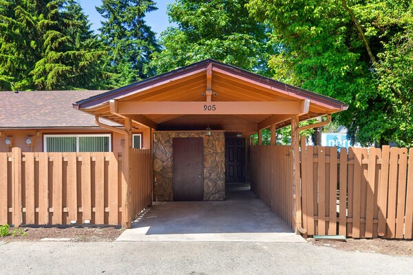 Comfy Stay In Bellevue W/ Parking Included - Renton, WA