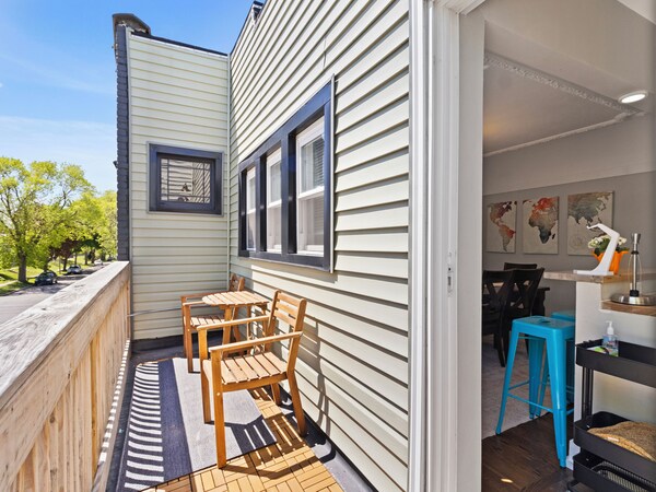 Charming 2bd W/ Parking 15 Mins From Downtown - Germantown, WI