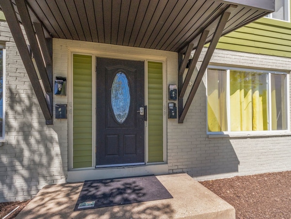 Mke 2 Bed W/ Pkng 15m Downtown - Germantown, WI