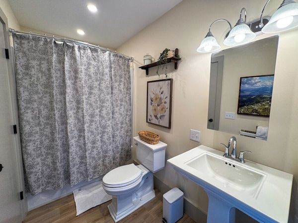 Brand New Charming 2-bedroom Apartment With Wifi, Ac On Main Street Stockbridge - Lenox, MA