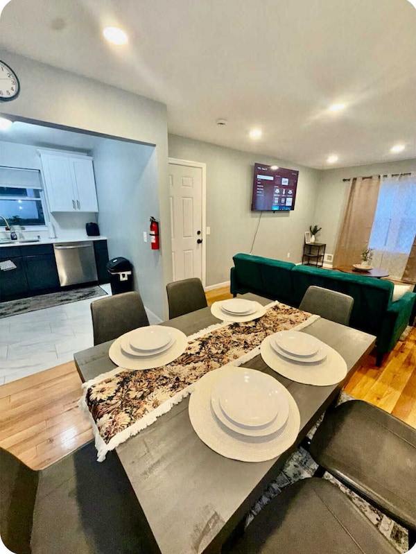 Luxurious, Cozy And Spacious 6-bedroom Escape With Parking Sleeps Up To 16. - Newark, NJ