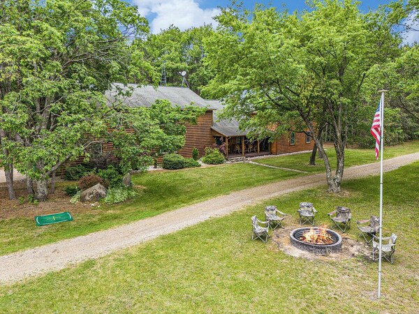 90 Acre Lodge W/ Pond | Foosball | Pool Table - Pentwater, MI