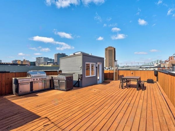 Luxury Townhome In Old Montreal W/ Private Rooftop, Garage Parking, A/c And Wifi - Montreal