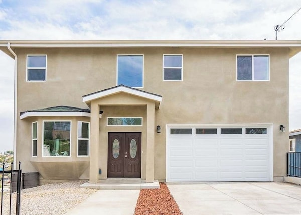 Hilltop Views! Large 5br Home + Private Guesthouse - Montebello, CA