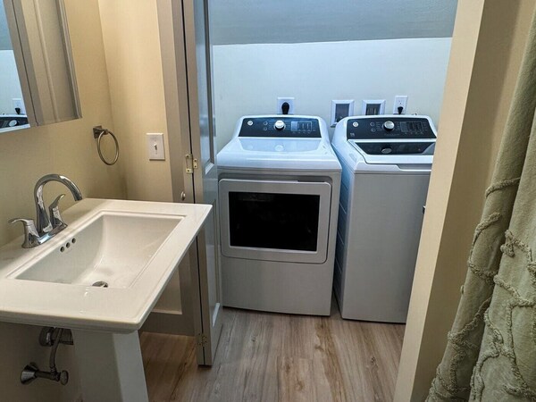 Spacious 3-bedroom Apartment With Wifi, Ac On Main Street Stockbridge - Lenox, MA