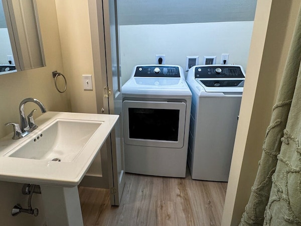 Spacious 3-bedroom Apartment With Wifi, Ac On Main Street Stockbridge - Lenox, MA