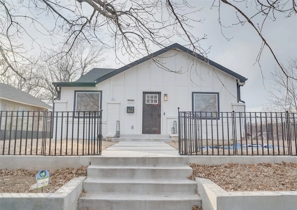 Modern Family Getaway  4br Home W/ Office, Rock Wall & Inground Trampoline! - Owasso, OK