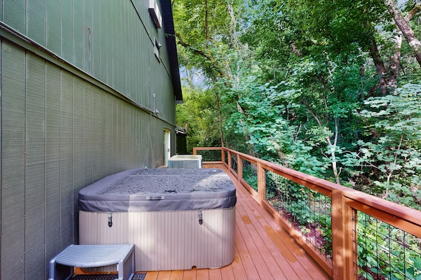 Charming Cabin With Fully Equipped Kitchen , Hot Tub & Fireplace - Dandridge, TN
