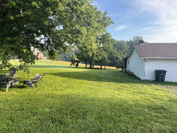 Charming 3-bedroom House Located In Cottontown Just 20 Miles From Nashville - Splash Pad, White House