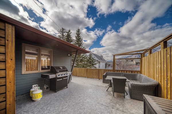 Mountain View Retreat In The Heart Of Banff - Massive House Sleeps 23 - Banff