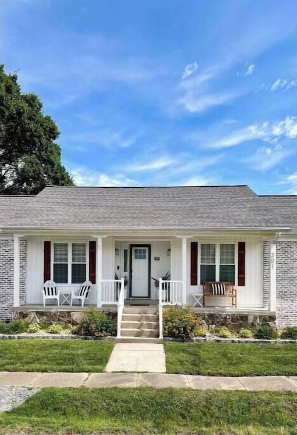 Cove Cottage On The Point -Beach & Bay Porch Views - Colonial Beach, VA