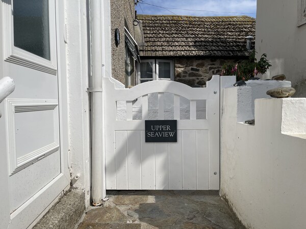 Upper Seaview  Cosy Coastal Apartment With Harbour Views & Prime St Ives Location - St Ives