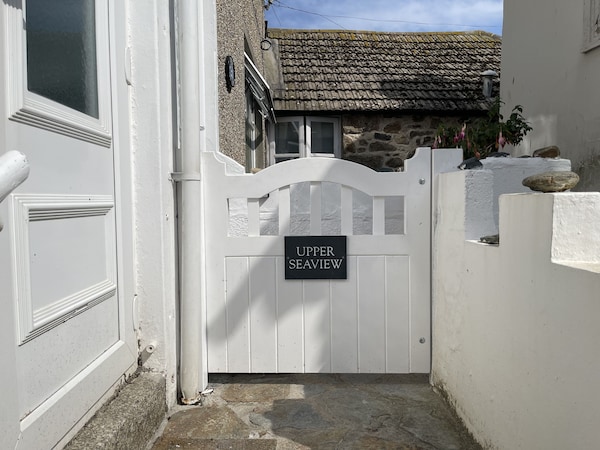 Upper Seaview Cosy Coastal Apartment With Harbour Views & Prime St Ives Location - St Ives