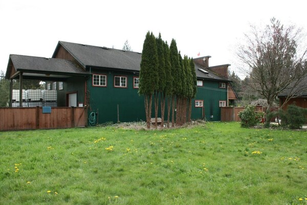 Fort Wine Manor: Entire Private Estate Home - メイプルリッジ