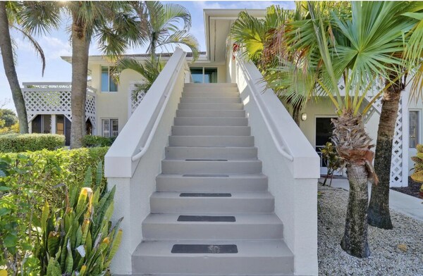 Coastal 1 Bdrm Villa W/private Balcony In A Tropical Oasis - Jupiter, FL