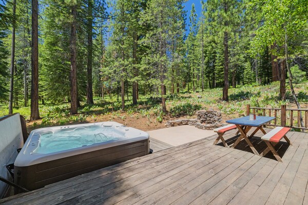 Spacious Tahoe Donner Home | Private Hot Tub & Bbq | Hoa Access - Truckee, CA